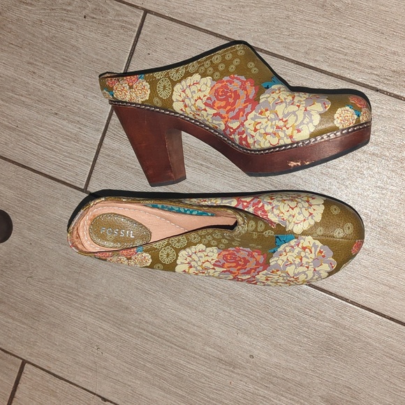 Fossil | Shoes | 9 Fossil Floral Leather Clogs Wood Heels Mules Pattern ...
